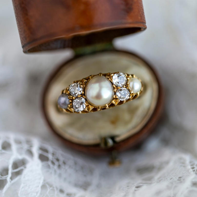 8 tips to know before buying a vintage engagement ring