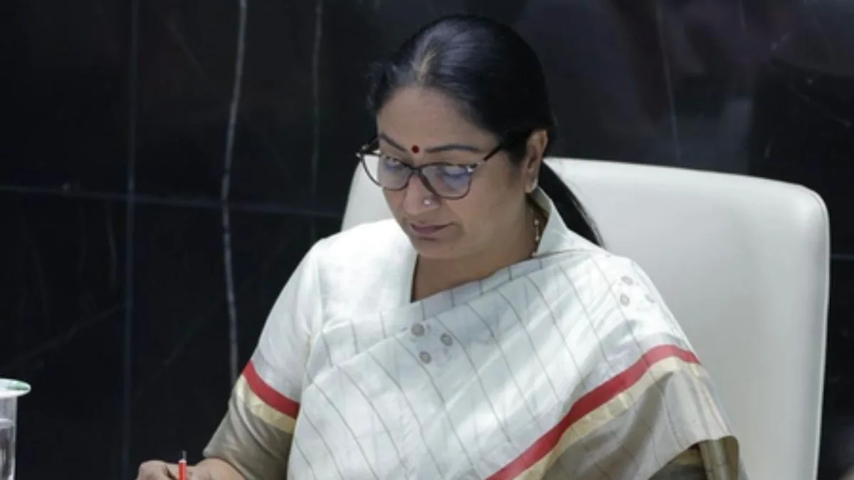 Delhi CM Rekha Gupta reviews air pollution strategy, orders time-bound ...