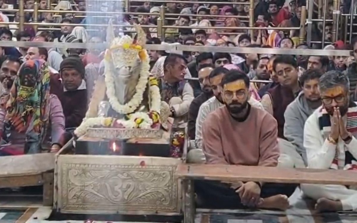 Kohli, Kuldeep visit Shree Mahakaleshwar Temple, attend Bhasma Aarti