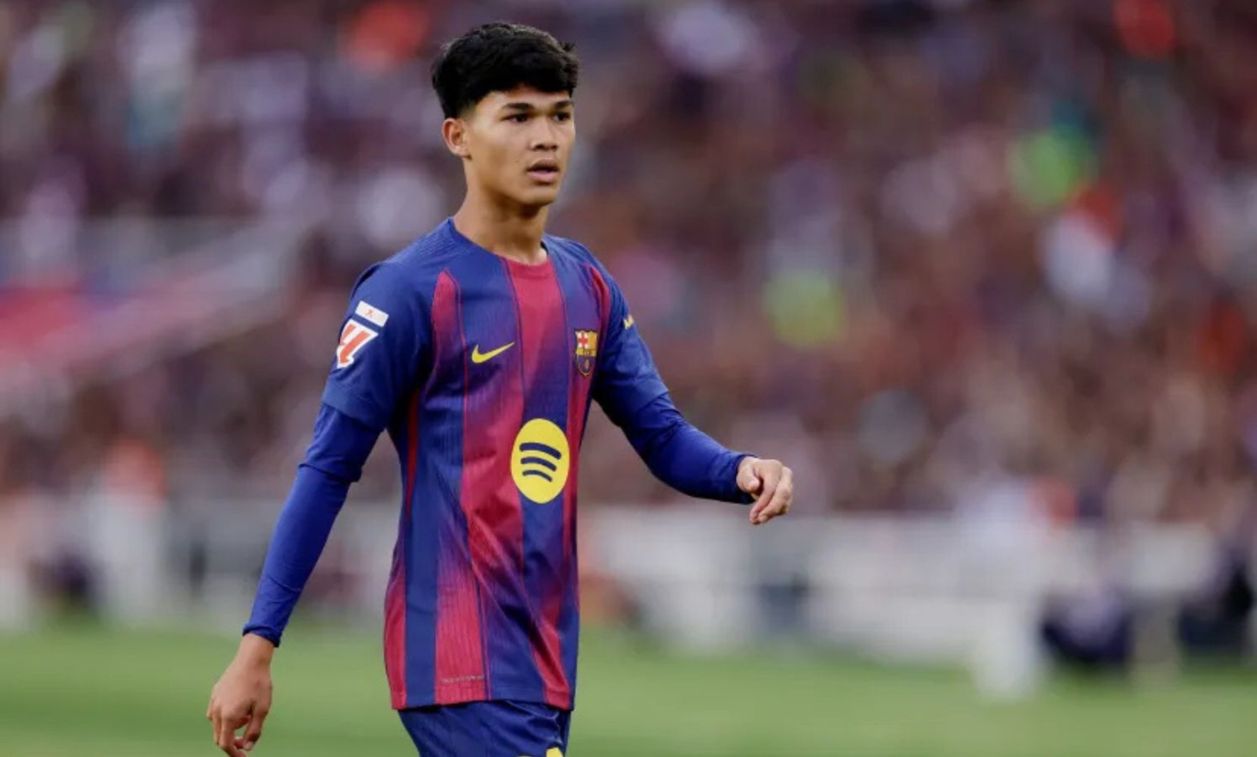 Chelsea & Man City battle for Barca transfer raid as bargain release ...