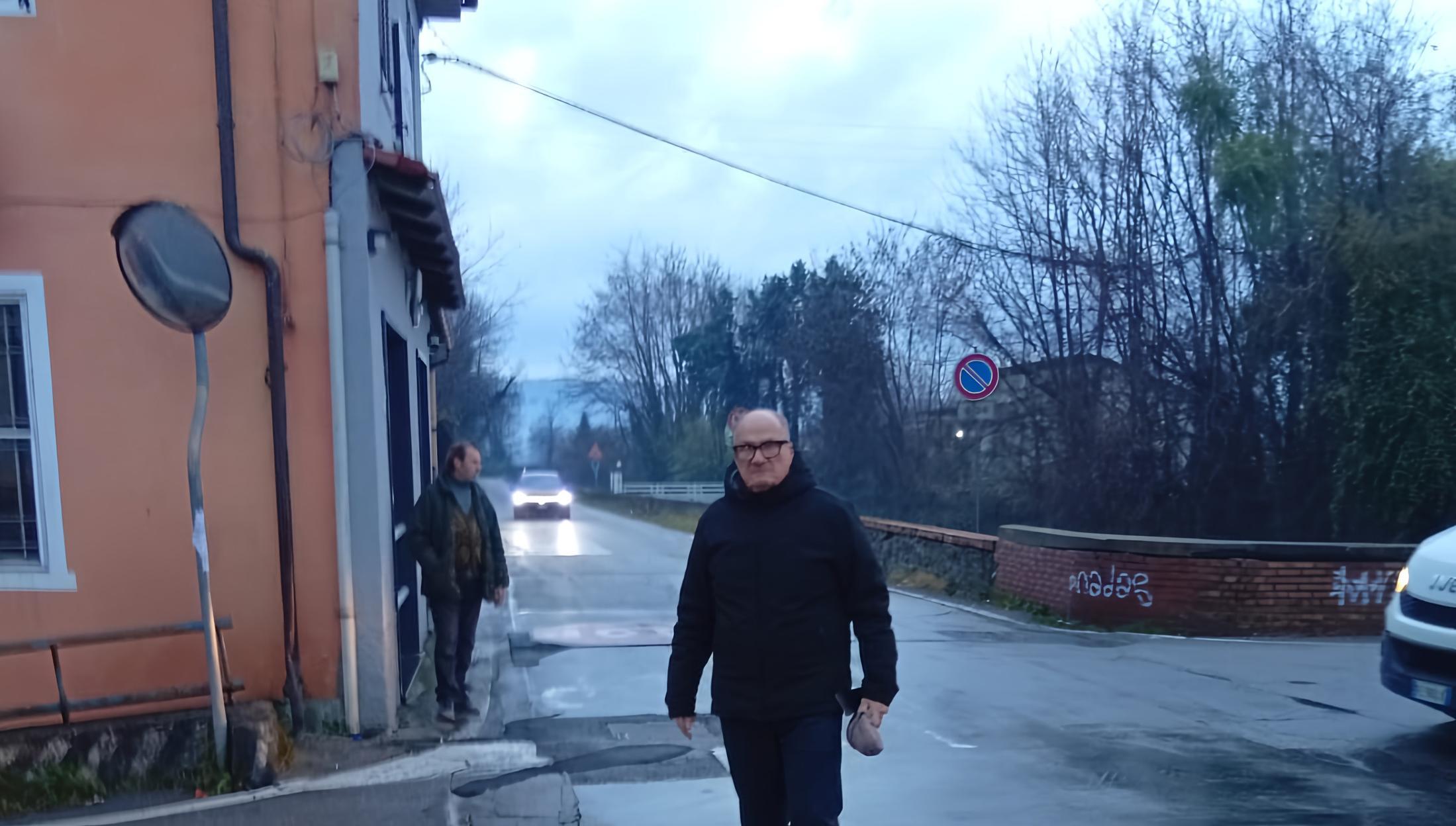 Camion perde carico a Marlia. Consigliere evita incidenti