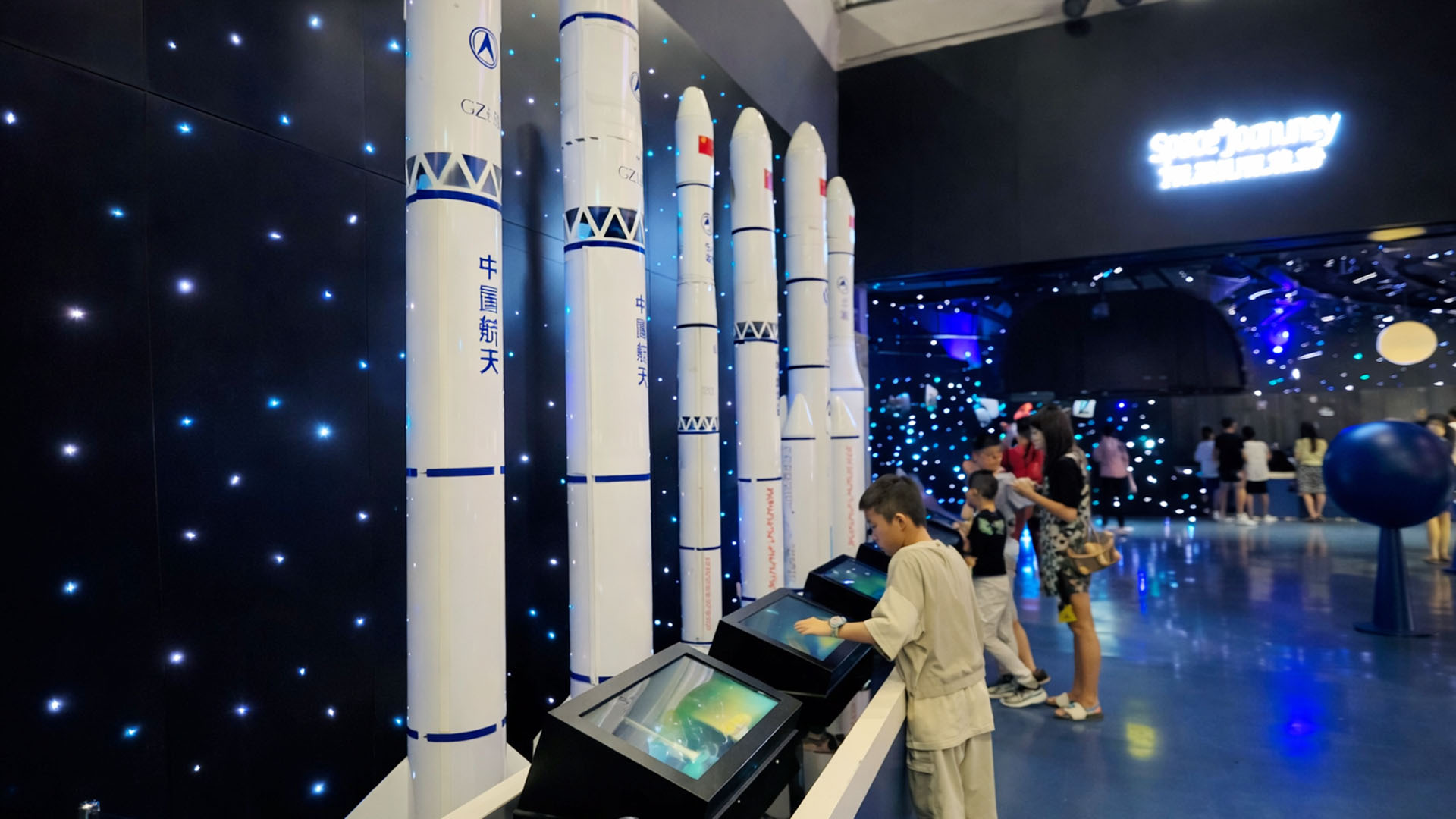 Barn utforskar raketer på Shenzhenmuseet