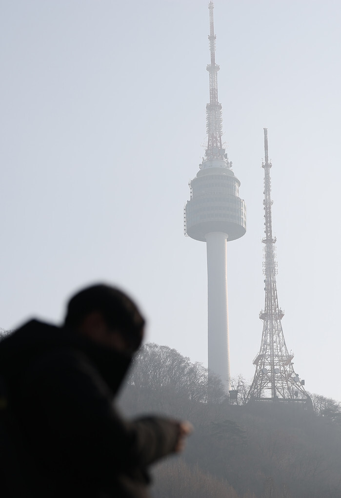 Fine dust clouds central Seoul