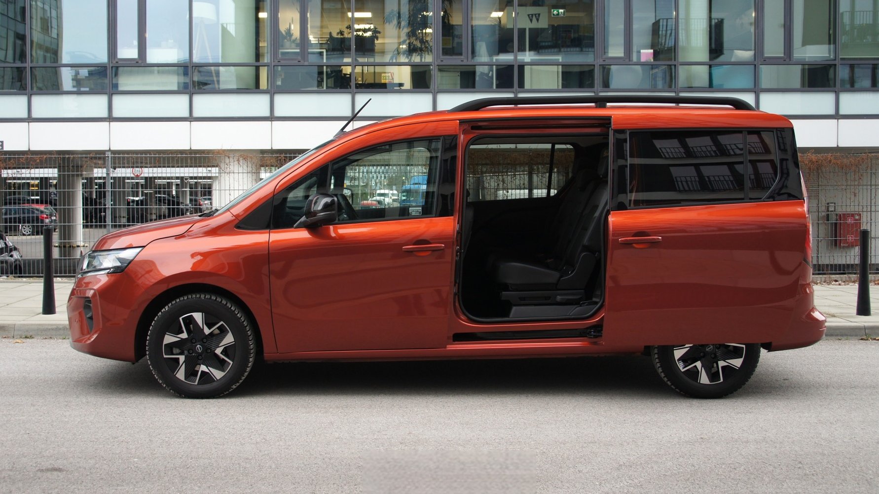 Jeździłem autem, które szydzi z SUV-ów. Nissan Townstar przewiózłby ...