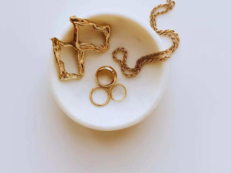 This is the most effective way to clean your precious gold jewellery at ...