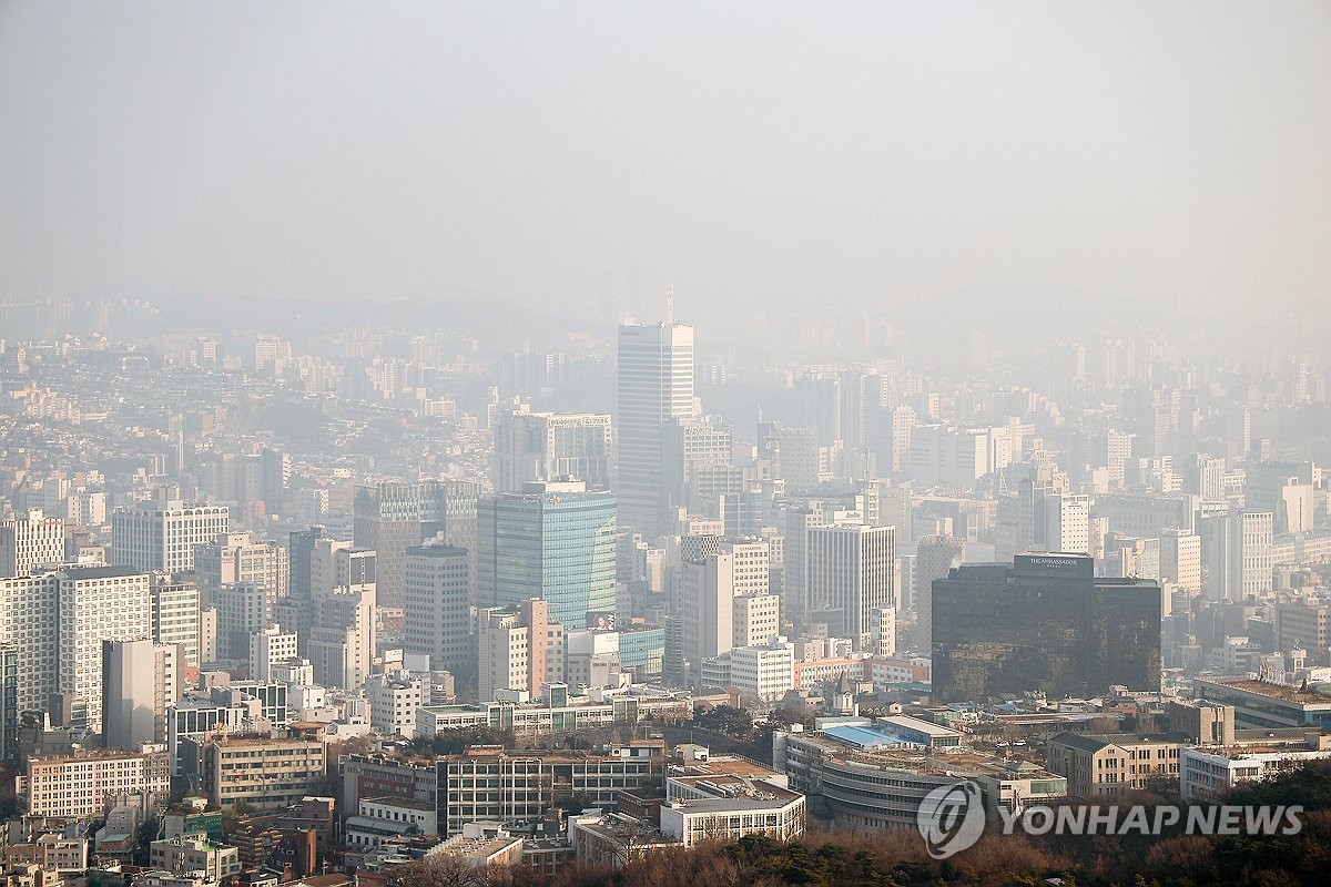 Fine dust clouds central Seoul