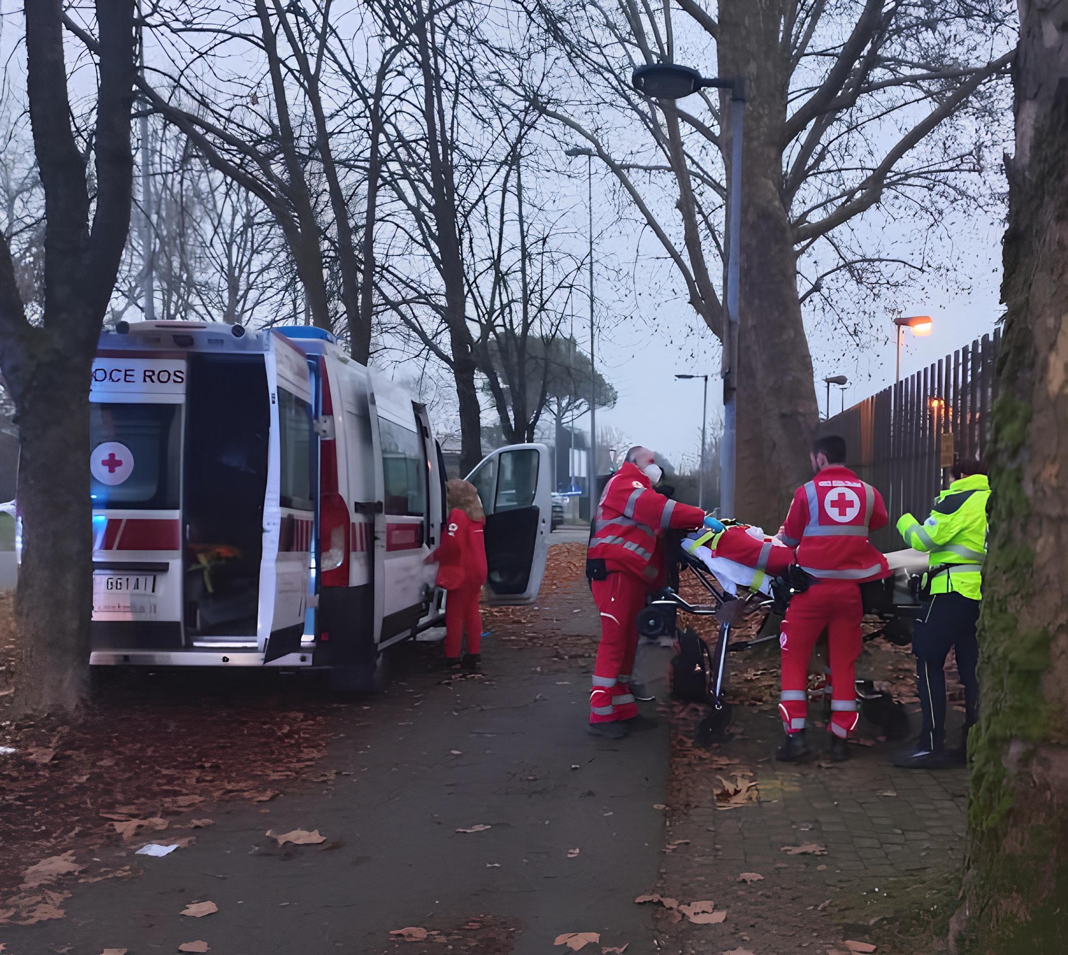 Ambulanza contro un albero: quattro feriti