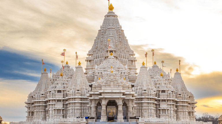 This ‘magnificent’ Indian temple made of pink sandstone, gold and white ...