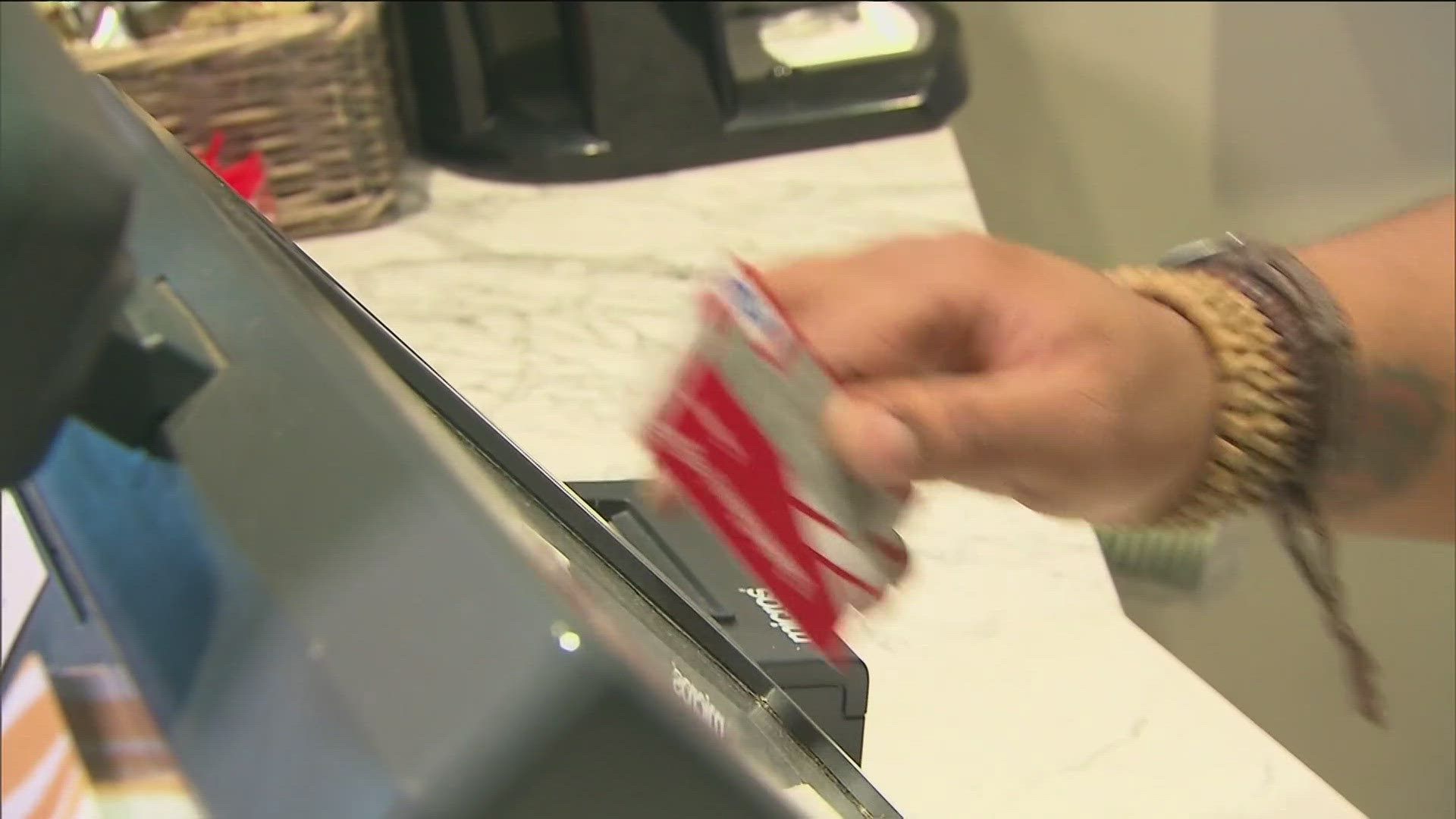 Trump pushes a 1-year, 10% cap on credit card interest rates, and banks ...