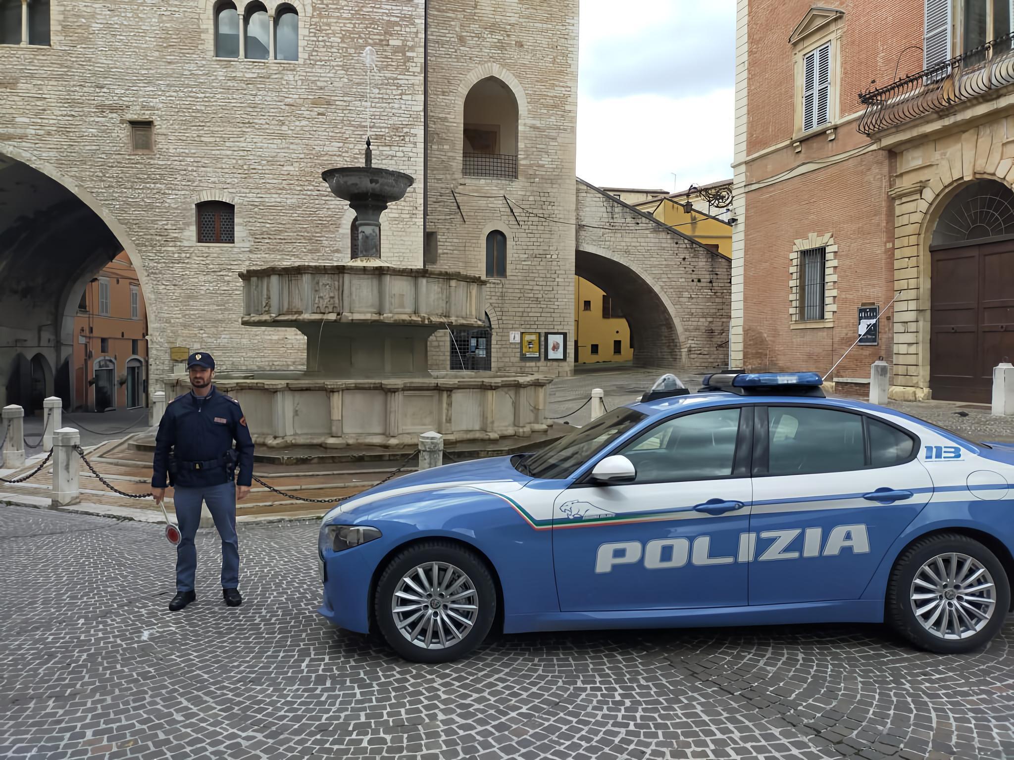 Evade dai domiciliari, i poliziotti la trovano al bar: finisce in carcere