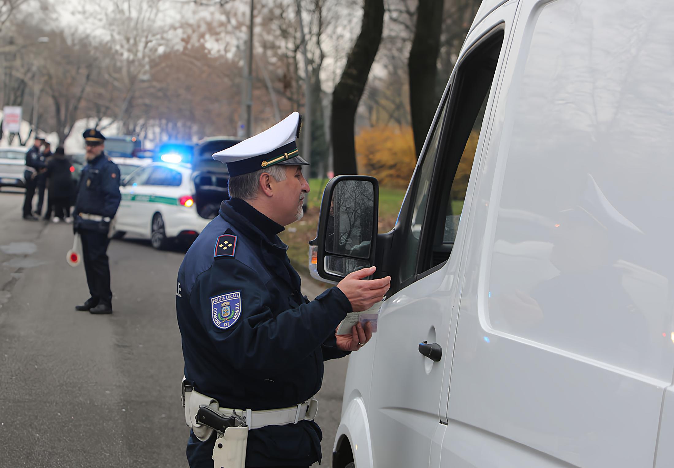 Un camion carico di rifiuti. Due denunce