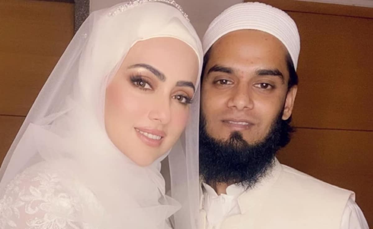 Asked if husband Mufti Anas Sayed "brainwashed" her to quit showbiz ...