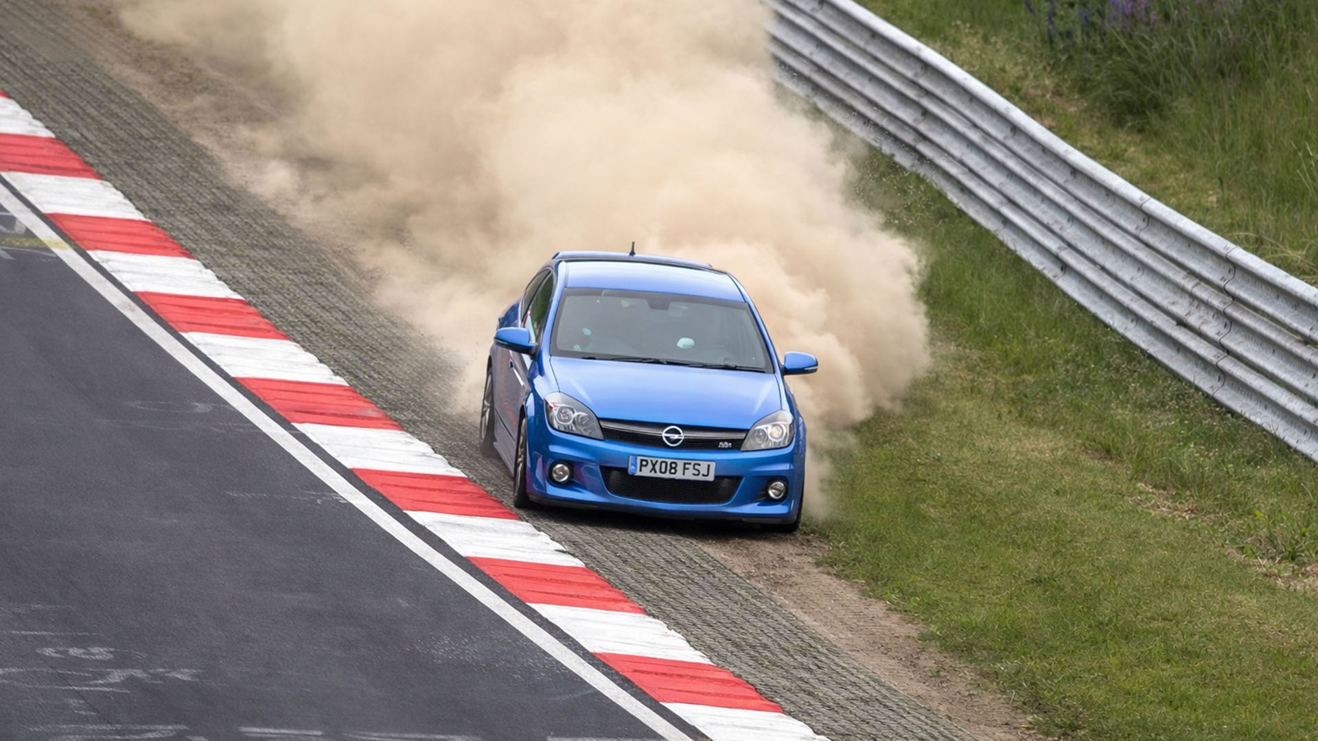 Near crash moment caught at Nordschleife