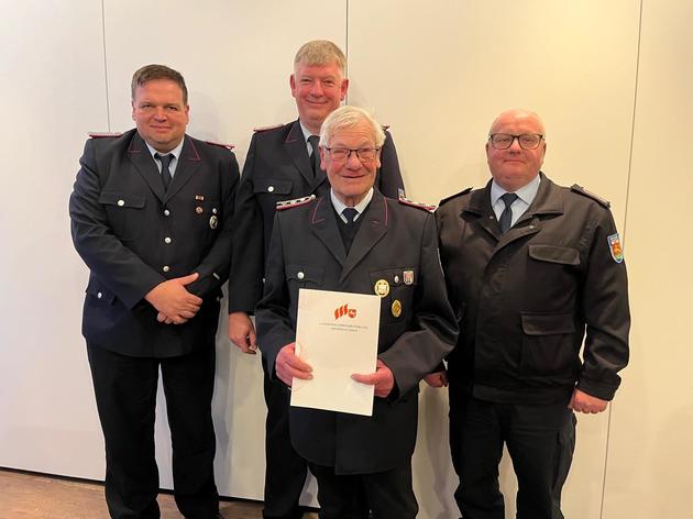 Edmund Uhe wird für 50 Jahre Dienst in der Feuerwehr geehrt