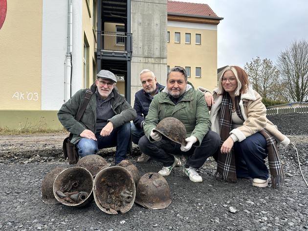 Überraschungsfund an alter Schule: Bagger holt verbuddelte ...