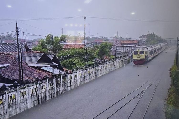 Terdampak banjir Pantura, 145 penumpang KA Ciremai dialihkan ke KA Harina