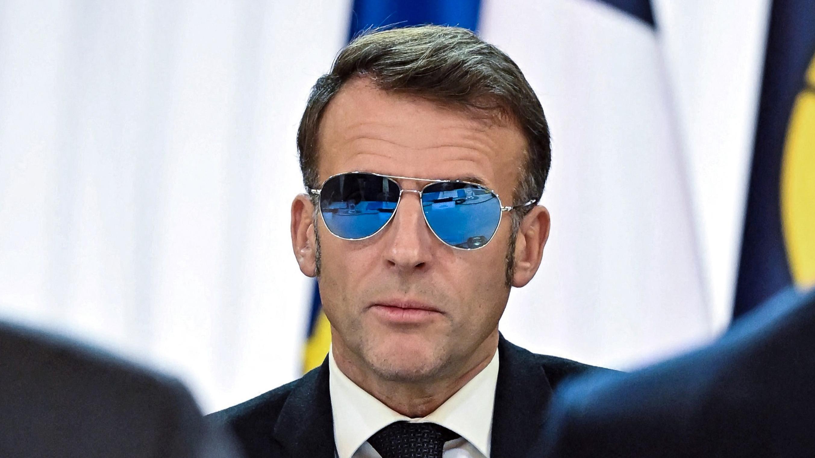 Emmanuel Macron en lunettes de soleil lors d’une réunion de travail ...