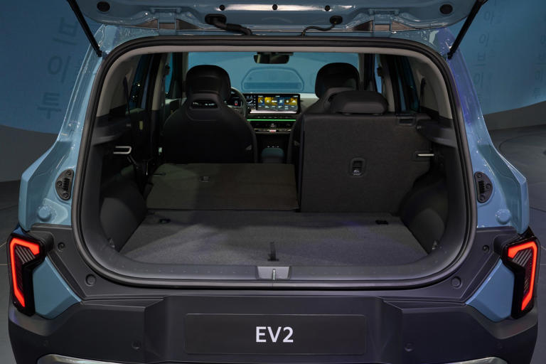Nuova KIA EV2, interni e bagagliaio della piccola coreana elettrica