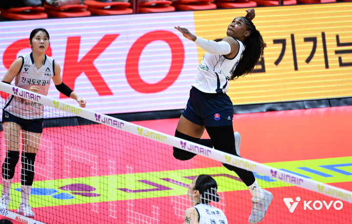 한국도로공사, 페퍼 꺾고 선두 질주…OK저축은행, 극적 역전승(종합)