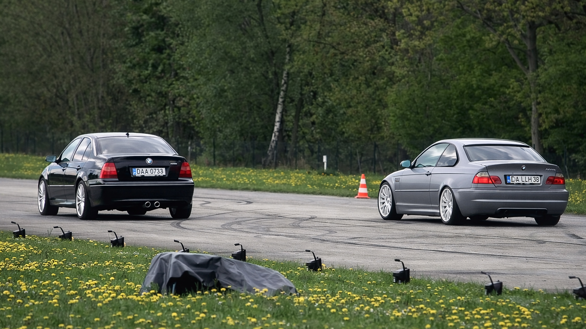 BMW M3 CSL battles VW Bora in quarter mile