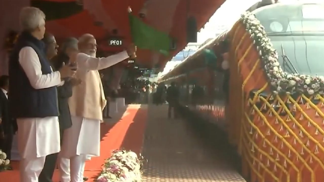 PM Modi flags off first Vande Bharat sleeper train: Check key features ...