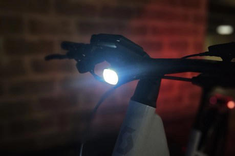 Un moteur ultra puissant dans un VTC électrique ultra équipé : on a ...