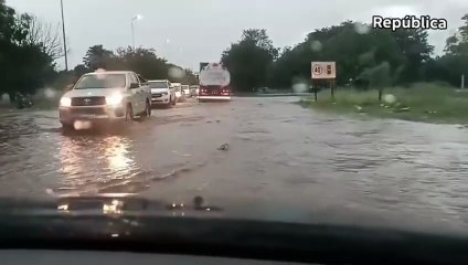 Así estaba la Ruta 34 y 25 de Mayo con la intensa lluvia en Tartagal