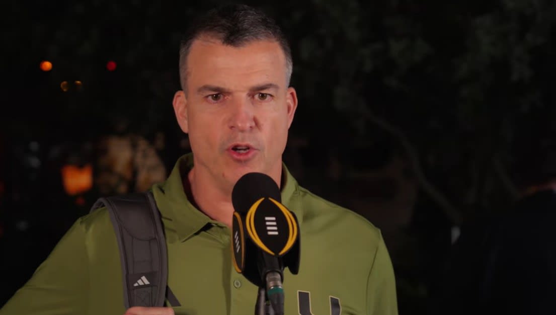 Miami Hurricanes arrive at hotel for national title game, Cristobal ...