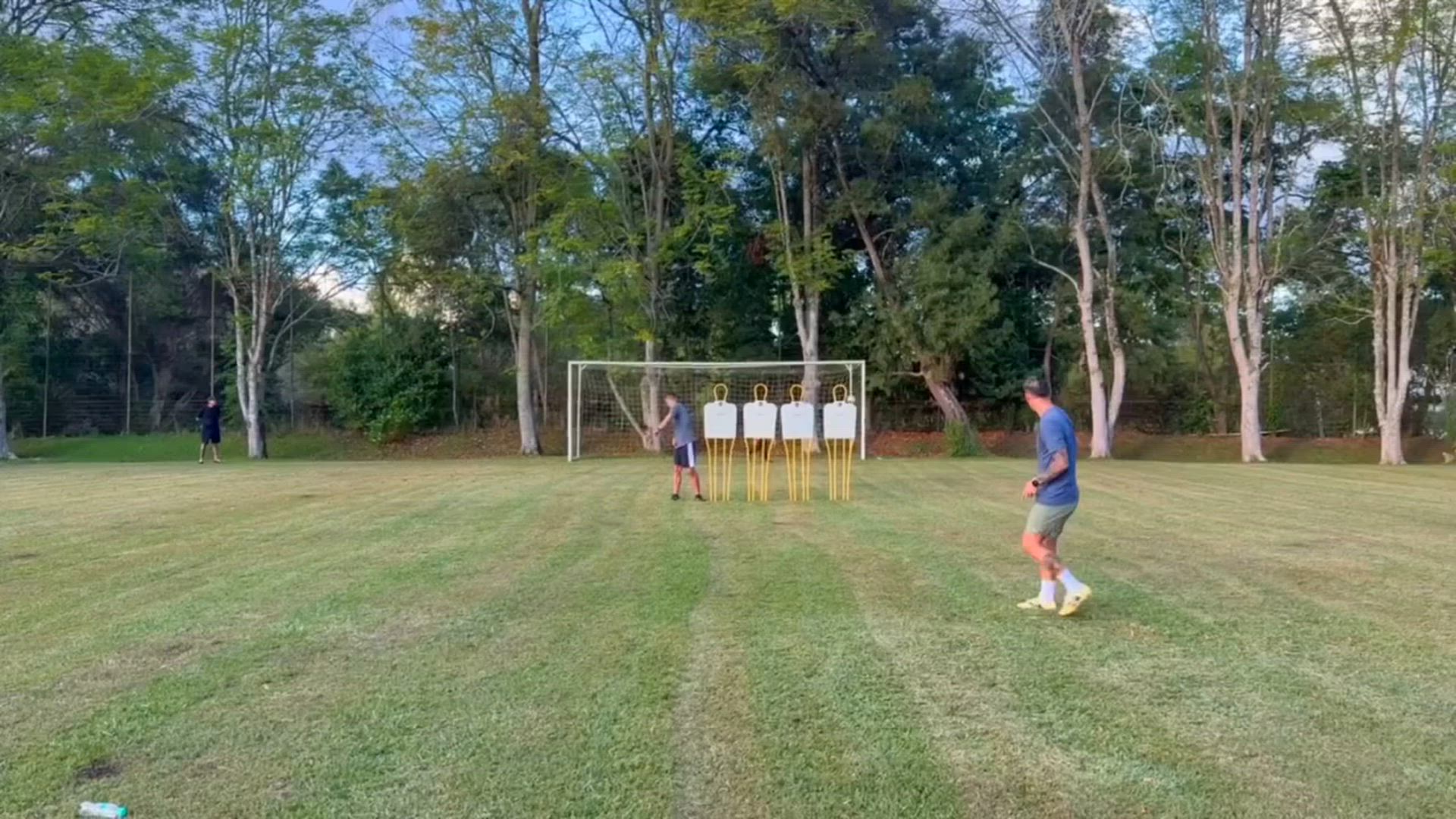 Puntería afinada de James mientras define su futuro de cara al Mundial