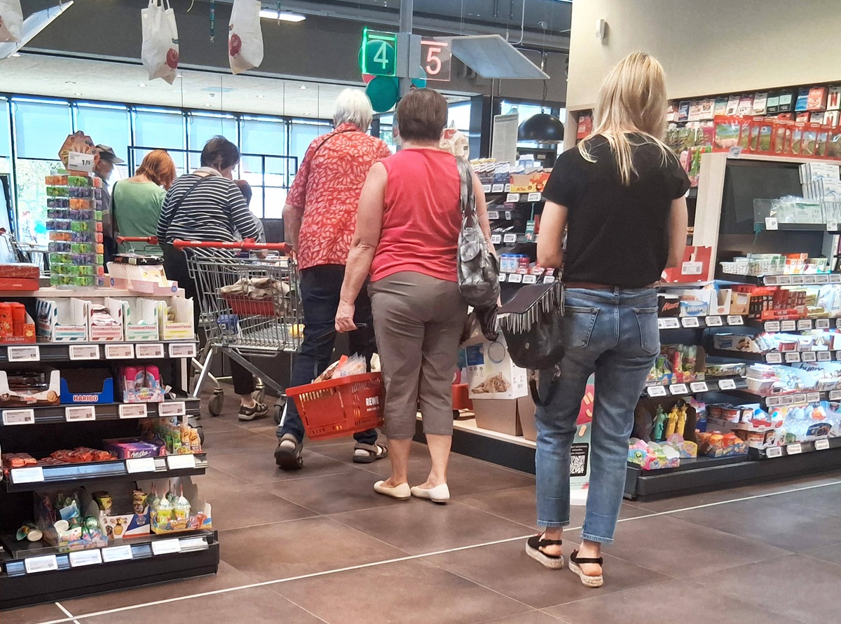 Rewe-Kundin erhält Rückgeld an der Kasse – zu Hause fällt sie vom ...