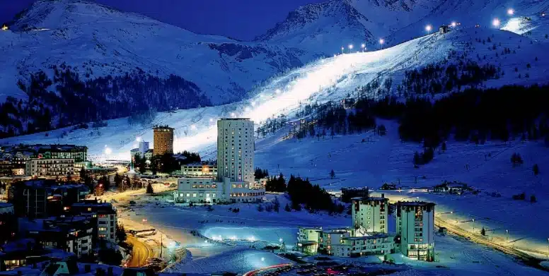 Sestriere, discoteca chiusa 7 giorni: sovraffollamento, risse e gravi ...