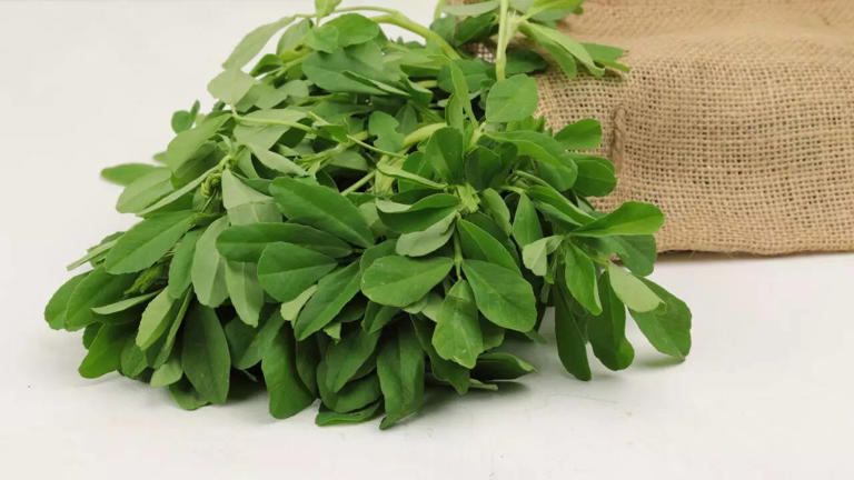 This simple kitchen hack cleans methi leaves in minutes; no more ...