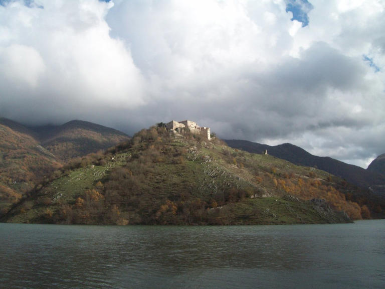 Il fascino magnetico di Antuni: guida al trekking nel borgo fantasma ...