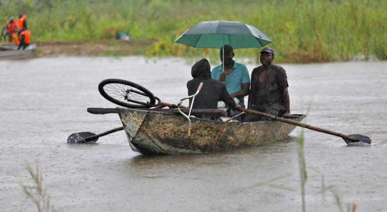 Toda a ajuda é pouca no resgate de centenas de sitiados pelas cheias a ...