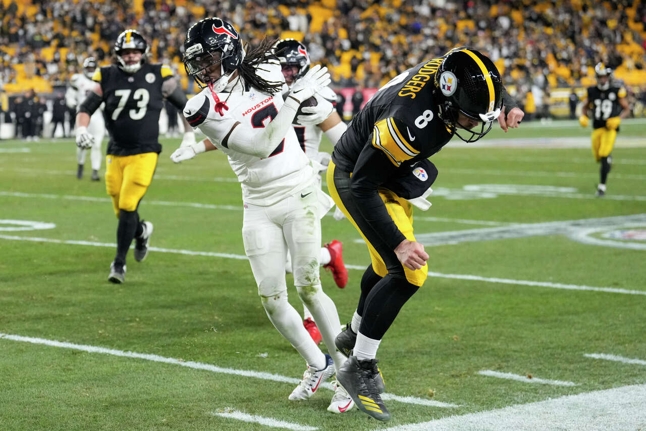 H's up for the Texans, middle finger up from Trump | Thumbs