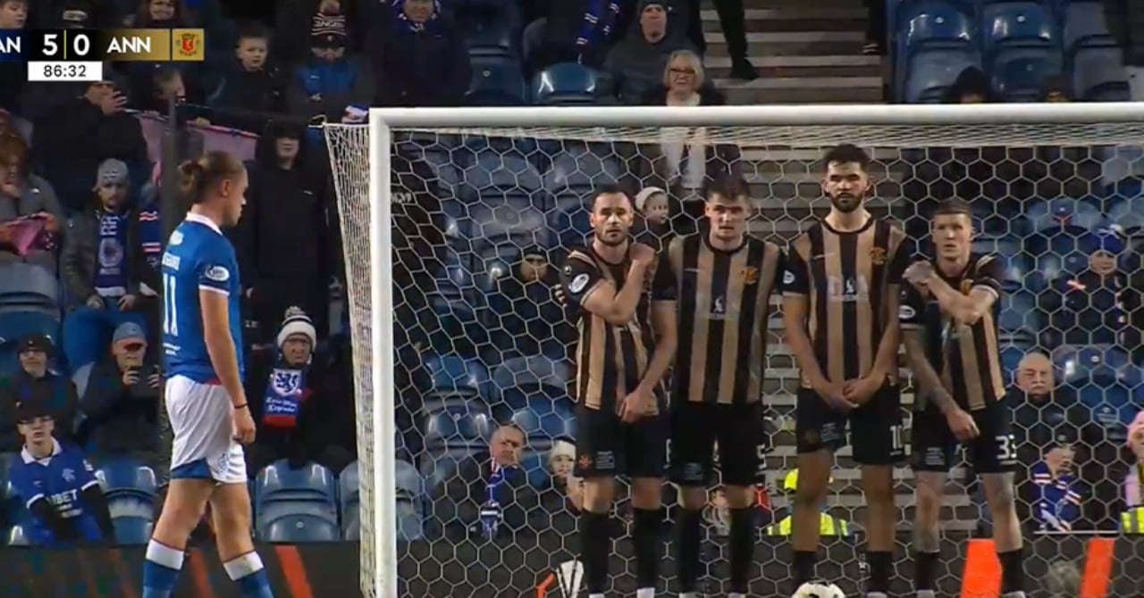 Il marque déjà le plus beau coup franc de l’année