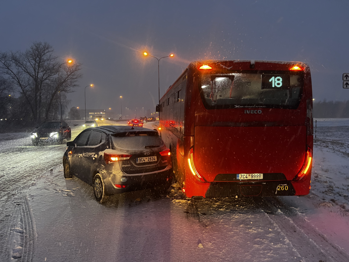 Řidič autobusu bravurně zvládl nehodu v Budějovicích, cestující mu teď ...