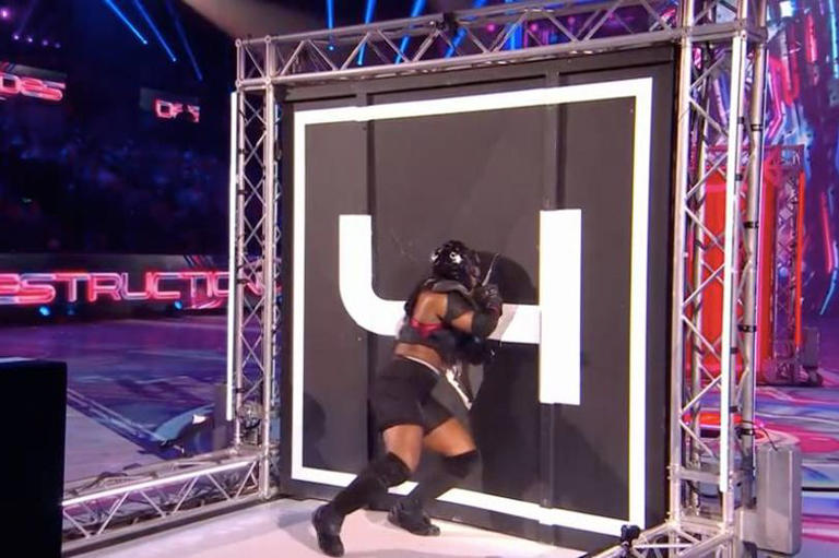 Gladiators' Bradley and Barney Walsh abruptly halt show minutes in for ...