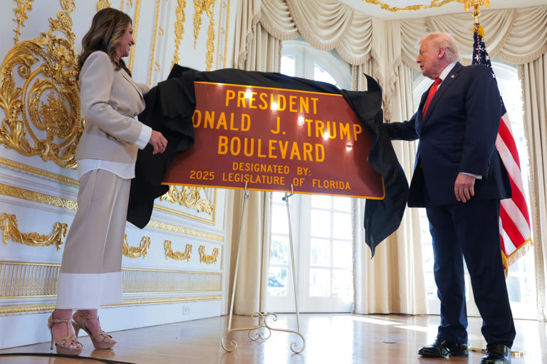 Trump unveils Florida boulevard named after himself