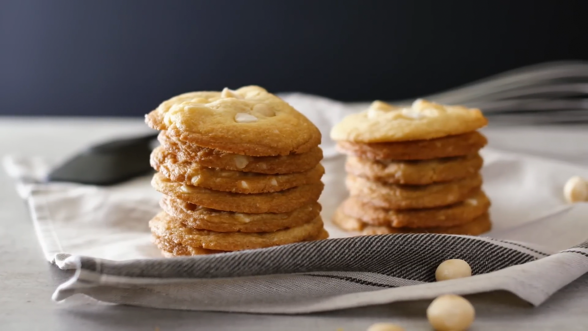 How to bake white chocolate macadamia nut cookies