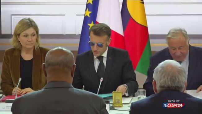 Macron all'Eliseo con gli occhiali da sole alla Top Gun: "Scusatemi ...