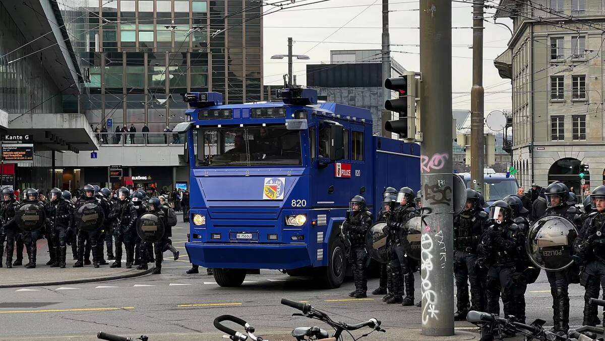 Sous étroit contrôle policier : La manifestation non-autorisée contre ...