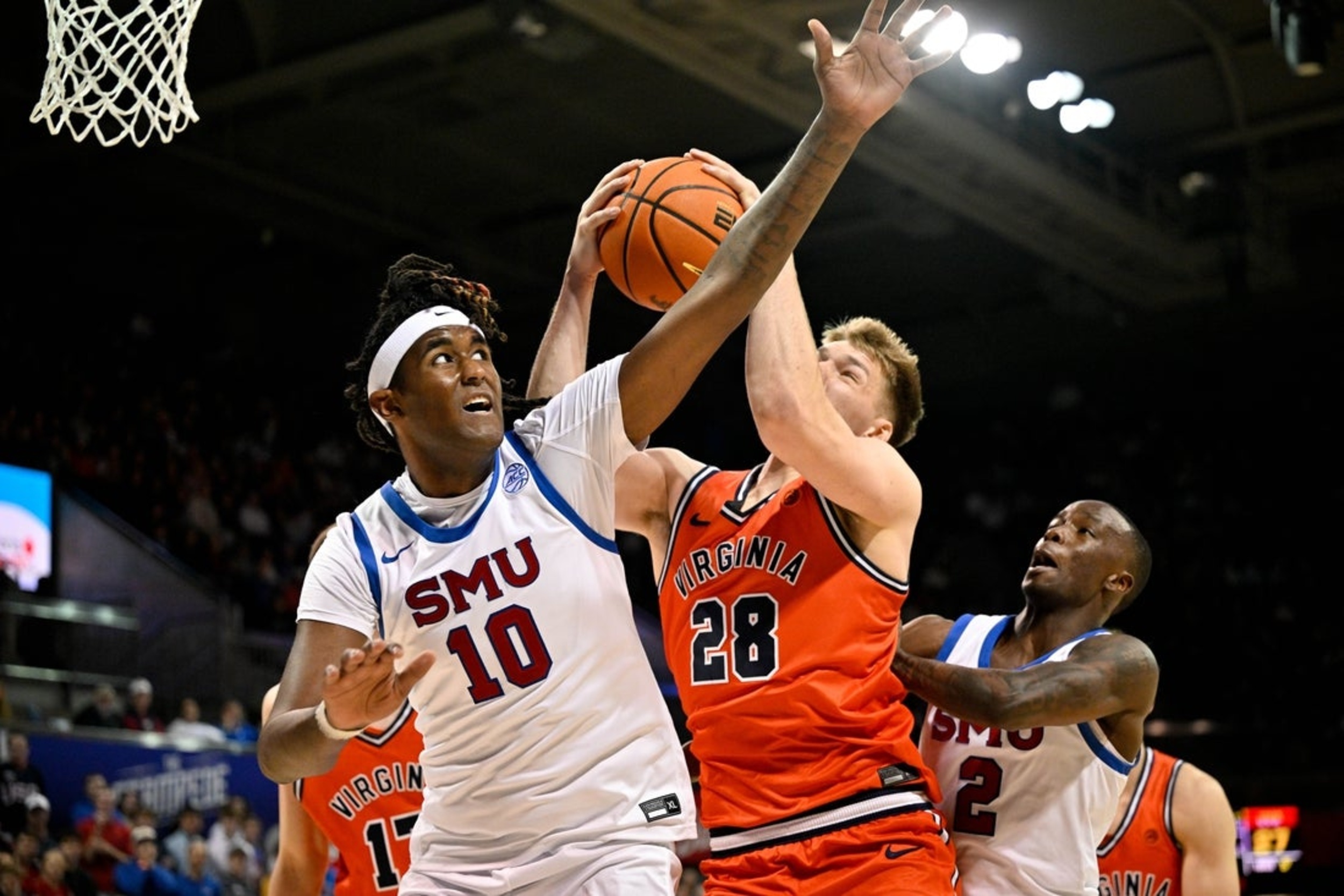 No. 16 Virginia holds off SMU to extend win streak