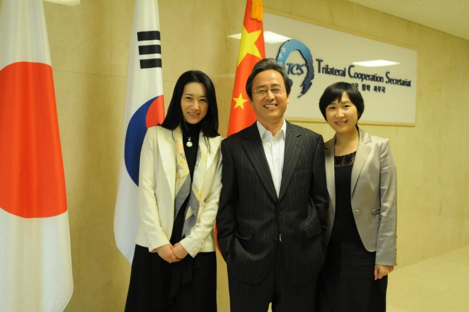 Lee’s warm reception contrasts with Moon’s cool diplomacy