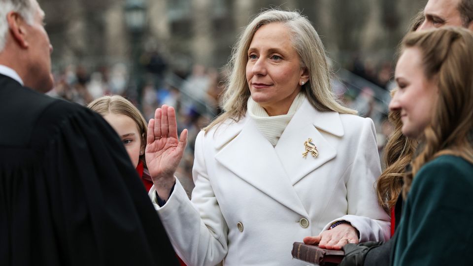 Abigail Spanberger becomes Virginia’s first female governor in historic ...