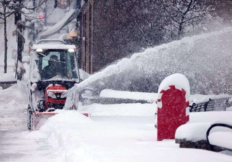 Intense snow squalls sweep across northeast Ohio, triggering whiteout ...