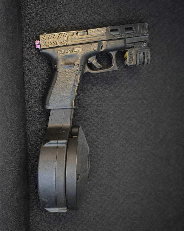 Convicted felon leaves machine gun in car, police say