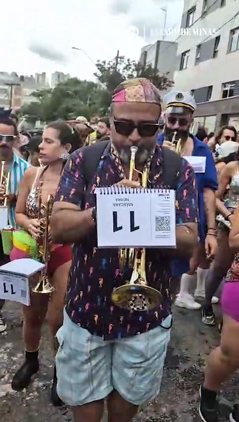 Pré-Carnaval de BH ferve com desfile do Titanic no Grajaú