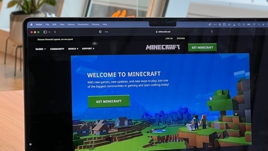 Minecraft Bedrock Realms down right now? Players report 'Error Code 5'