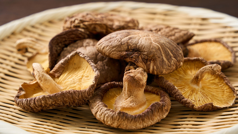 What to look for on your shiitake mushrooms to know they're the best option